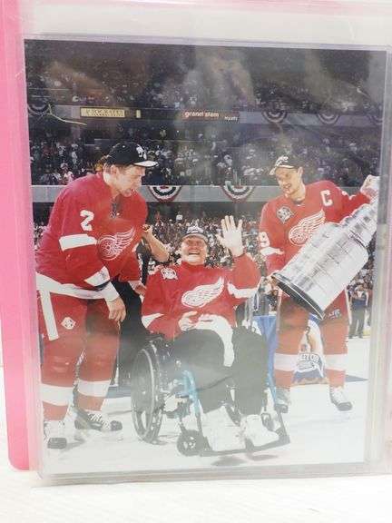 (10) Professionally taken 8x10 photos of the 1997 Detroit Red Wings ...