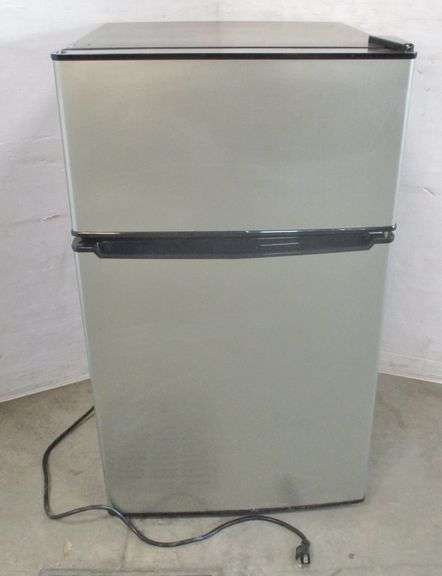 Older Hamilton Beach mini fridge, 19"W x 21"D x 32"H, works, some wear ...