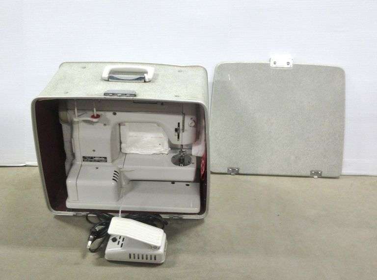 Janome New Home model 605 electric sewing machine with foot pedal in ...