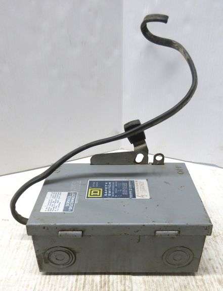 Square-D 30 AMP switch/fuse box, 5"W x 3 1/2"D x 8"H, works as it ...