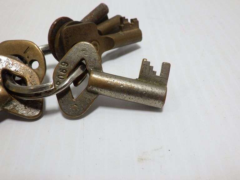 (7) Railroad lock keys - Albrecht Auction Service