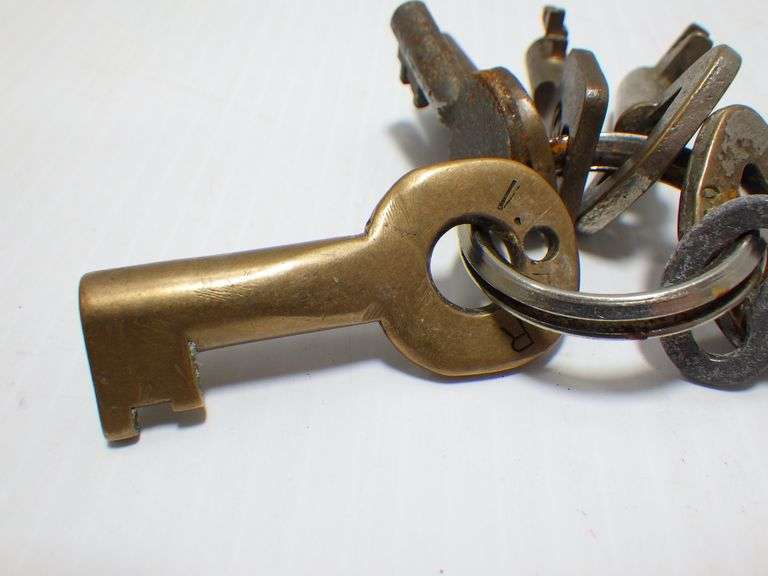 (7) Railroad lock keys - Albrecht Auction Service