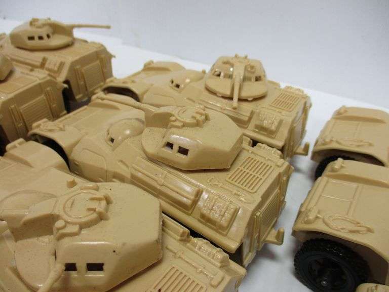 (17) Plastic army tanks, new, no boxes - Albrecht Auction Service