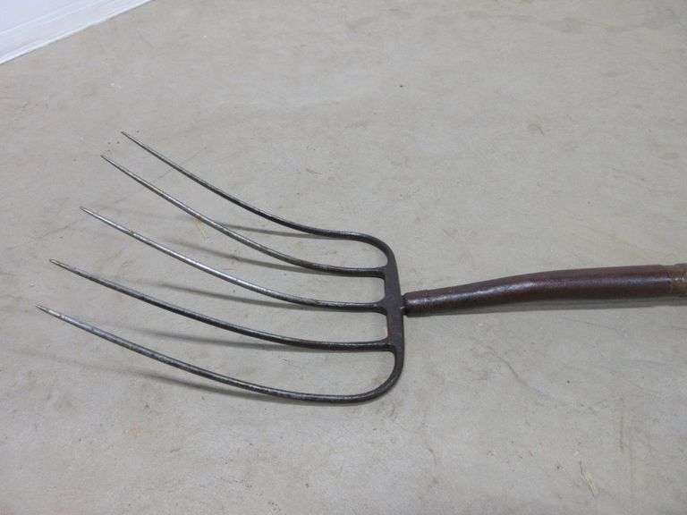 Five-Tine Pitch Fork - Albrecht Auction Service
