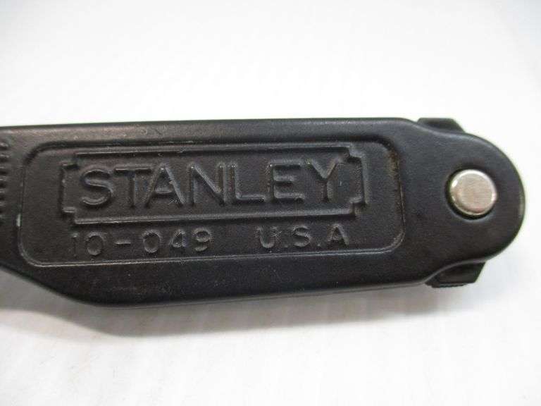 Stanley razor knife, model 10-049, made in USA, pull tabs on opposite ...