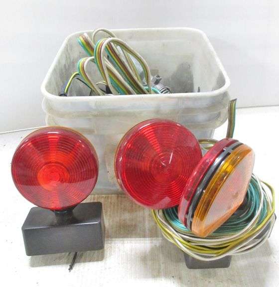 Box of trailer lights parts and accessories - Albrecht Auction Service