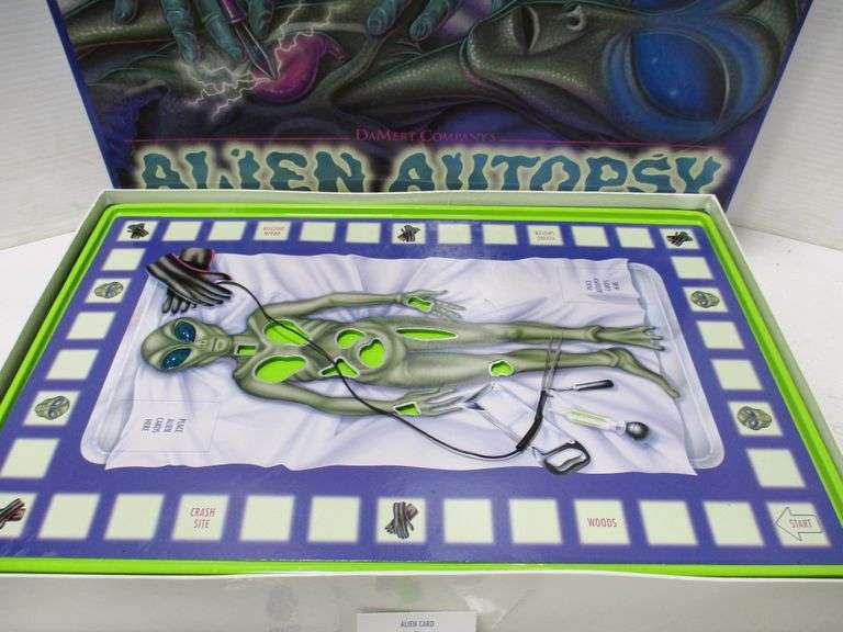 Alien autopsy board game - Albrecht Auction Service