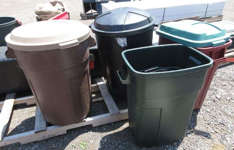 (4) Rubber trash cans with lids, no holes, Two- 32-Gallon, and Two- 30 ...