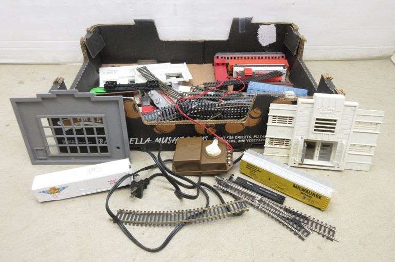 Older train set with track and extras - Albrecht Auction Service