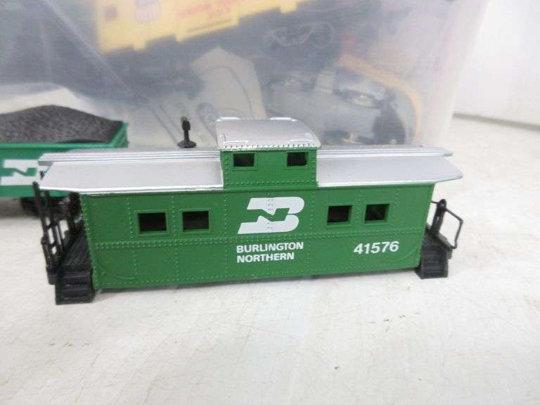 Electric life like HO scale train set, includes: (2) Sante fe silver ...