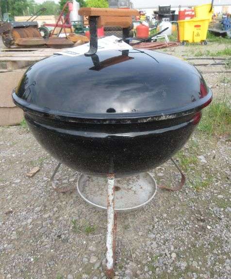 Small Weber Grill, 14" x 12", in good condition - Albrecht Auction Service