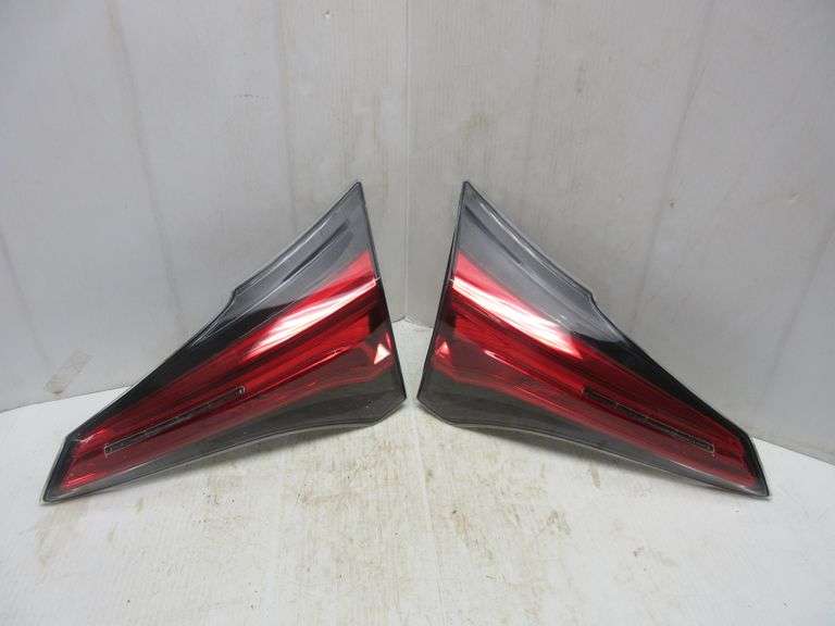 2016-2018 Toyota RAV4 tail light set - Albrecht Auction Service