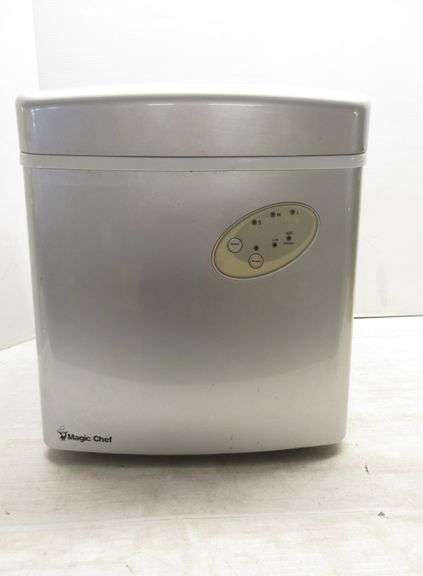 Magic Chef portable countertop ice maker, Model No. MCIM30TS, 14"W x 16 ...