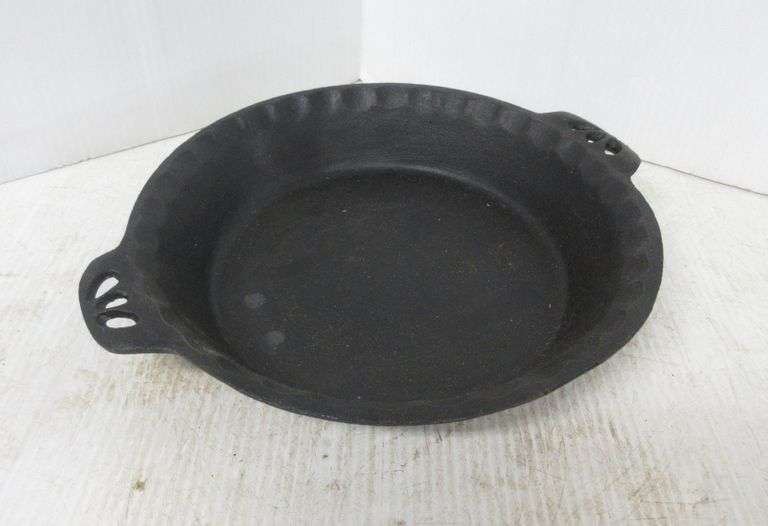 Cast iron pie pan, marked "John Wayne Authentic Cast Iron 'Duke' 1907 ...