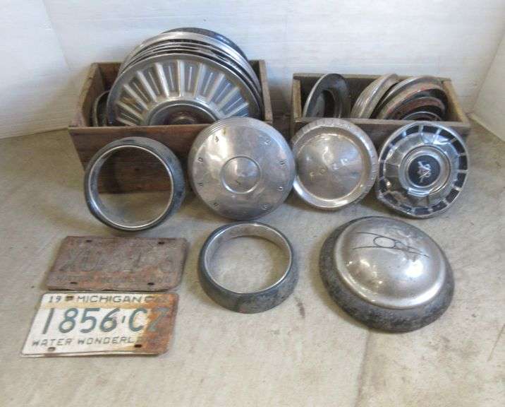 Older hubcaps, and license plates - Albrecht Auction Service