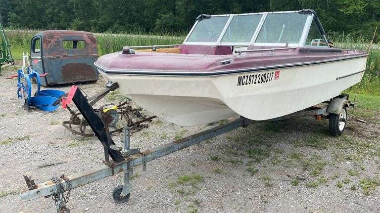 14' Invader boat with tilt trailer, 1984, boat needs new seats, floats ...