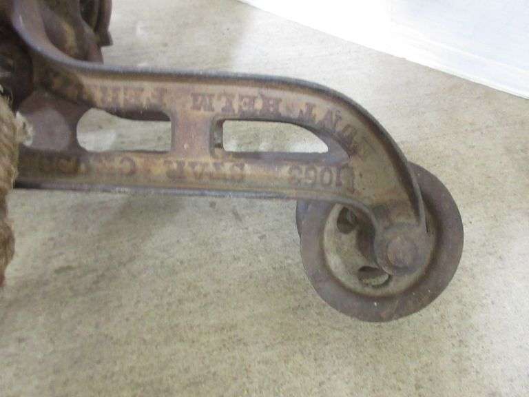 Old hay bale trolley/hoist with rope, 20"W - Albrecht Auction Service