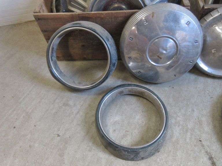 Older hubcaps, and license plates - Albrecht Auction Service