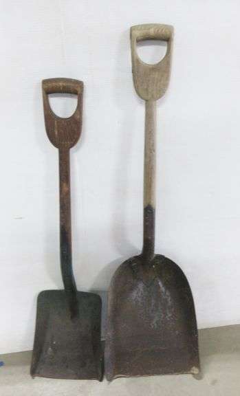 (2) Antique shovels with "D" shape wood handles - Albrecht Auction Service