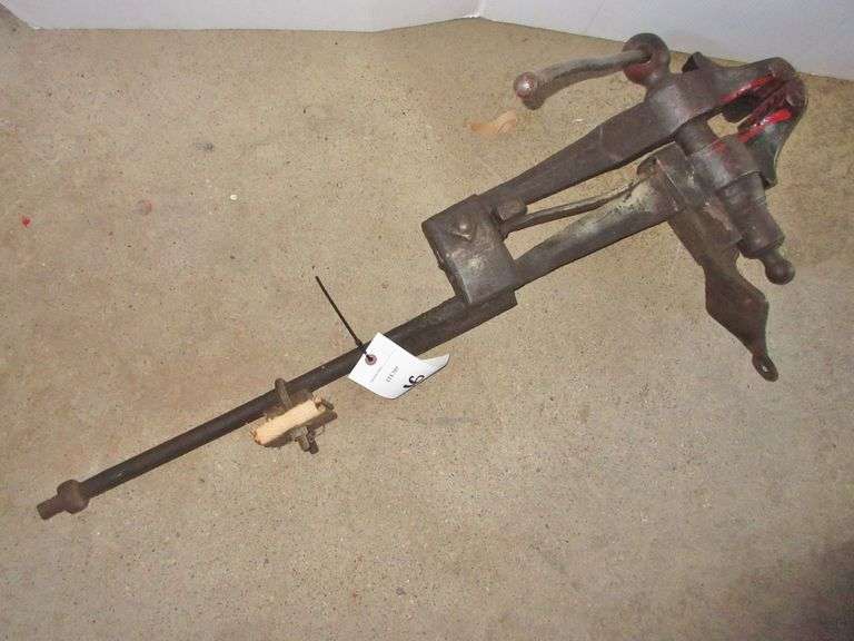 Large Heavy Duty Blacksmith post vise - Albrecht Auction Service