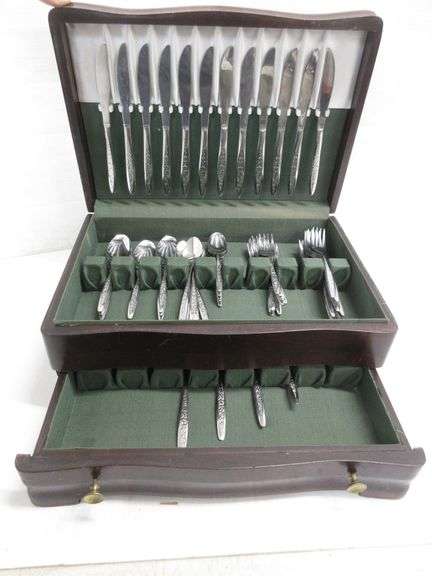 Oneida Ltd. Silversmith older flatware set, in original box, box- 16"W ...