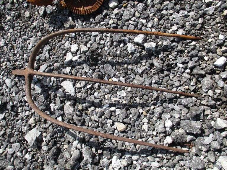 Three prong fork, Log roller, Hand drill - Albrecht Auction Service