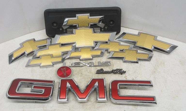 Chevy bowtie/GMC emblems - Albrecht Auction Service