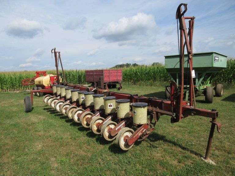 IH 185 Planter, 11-20" Row (Previously 8-Row), 3-pt. Hitch - Albrecht ...