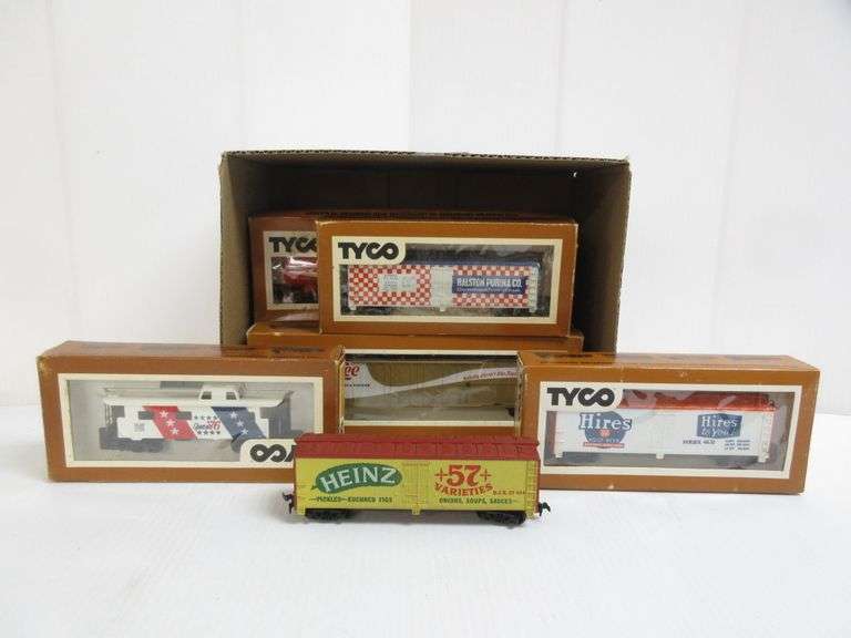 (9) Older Tyco HO scale railroad cars, all with brand name advertising ...