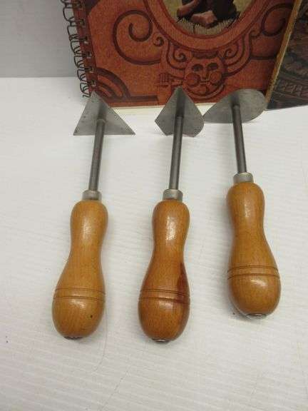 Wood carving tools, includes: (6) Various gauges in leather carrier ...