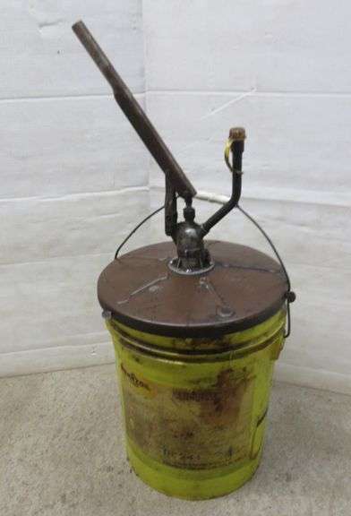 Pail of Pennzoil multi-purpose grease with hand pump - Albrecht Auction ...
