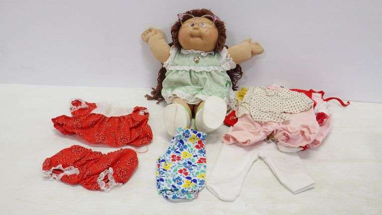 Original Cabbage Patch doll with glasses and many extras, nice - Albrecht Auction Service
