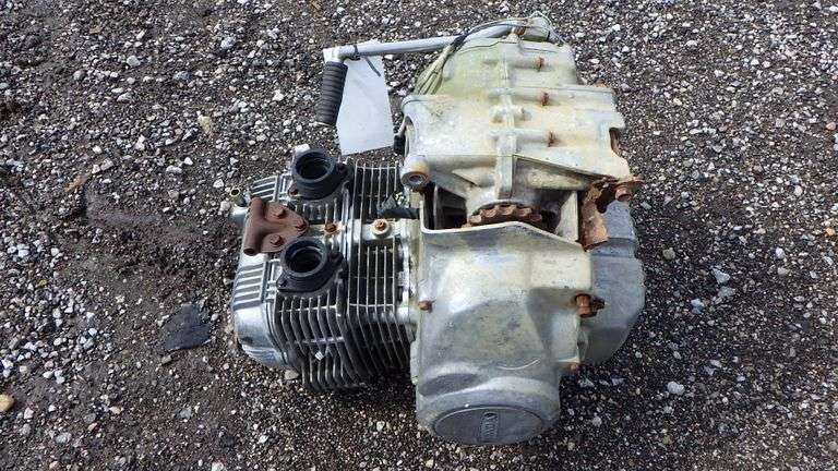 Honda CB400T engine, turns over, good - Albrecht Auction Service