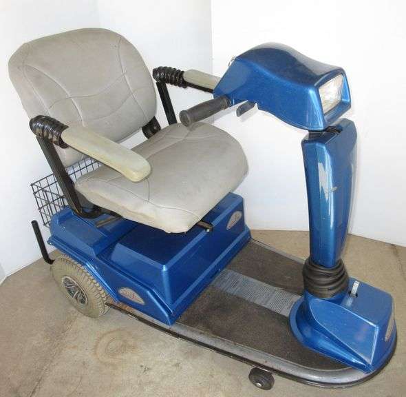 Chauffeur Mobility MX mobility scooter, works but needs new batteries ...