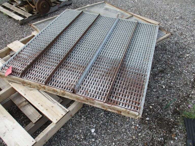 L2 Gleaner combine sieves, 52"W x 56"L, used - Albrecht Auction Service