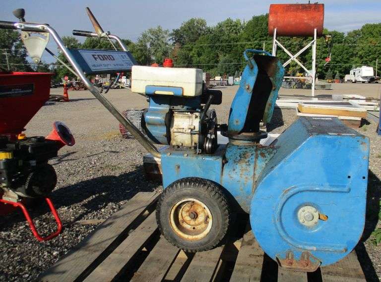 Blue Ford snowblower, 26" path, fair - Albrecht Auction Service