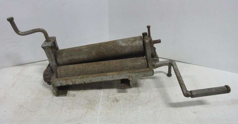 Bench top metal roller, fair - Albrecht Auction Service