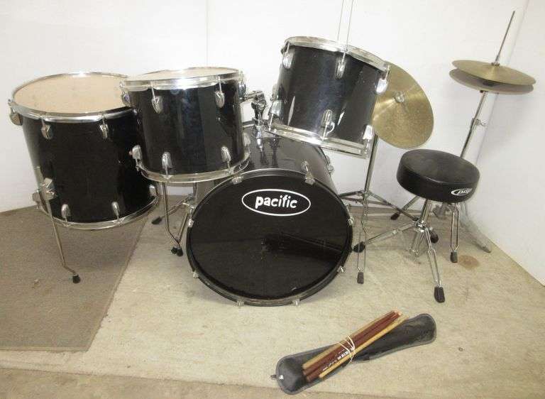 Pacific 7-Piece drum set with sticks - Albrecht Auction Service