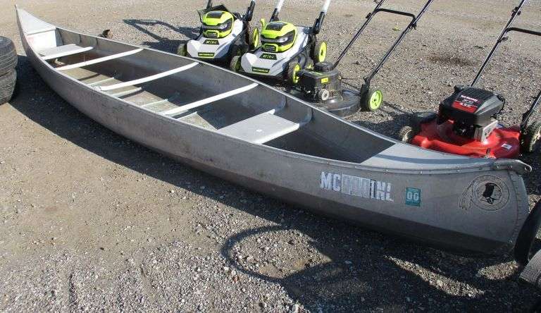 Metal canoe, 17', dirty, works well - Albrecht Auction Service