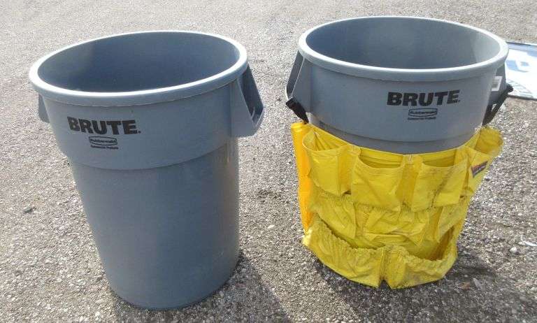 (2) Brute trash cans with wheels, good - Albrecht Auction Service