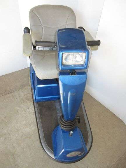 Chauffeur Mobility MX mobility scooter, works but needs new batteries ...