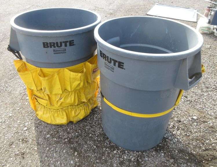 (2) Brute trash cans with wheels, good - Albrecht Auction Service
