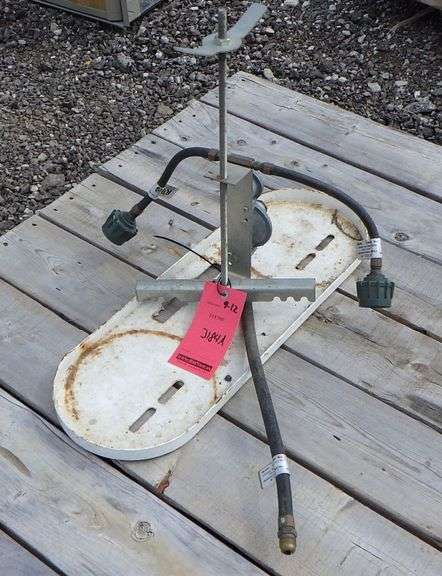 Camper LP 20 lb. tank stands and regulator - Albrecht Auction Service
