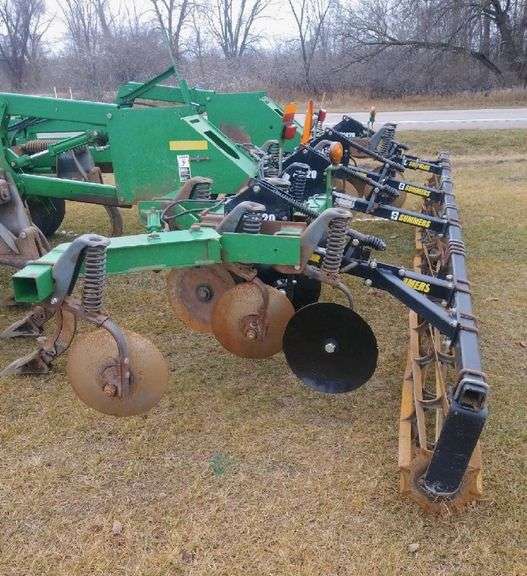 John Deere 2700 Ripper with Rolling Baskets, 9-Shank, 24" Spacing, Lots ...