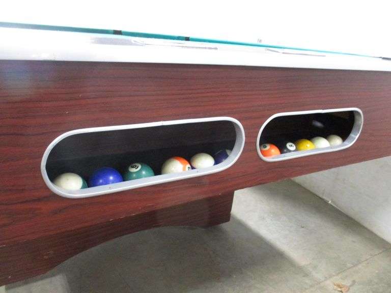 Minnesota Fats "The Hustler" pool table with balls, 3-Piece slate, has ...