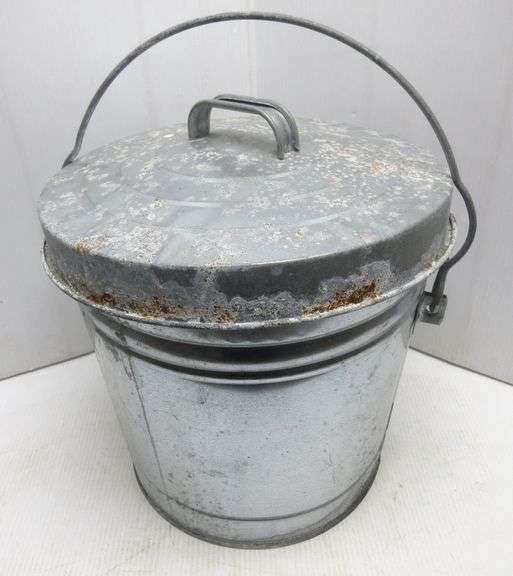 Lockable 6-Gallon metal container, good - Albrecht Auction Service