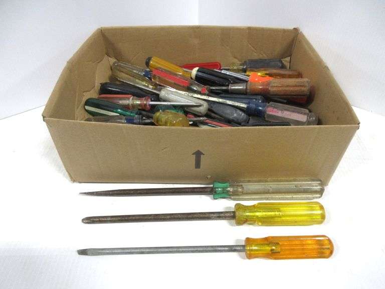 Box of assorted screwdrivers - Albrecht Auction Service