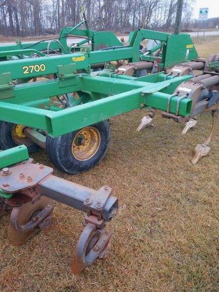 John Deere 2700 Ripper with Rolling Baskets, 9-Shank, 24" Spacing, Lots ...