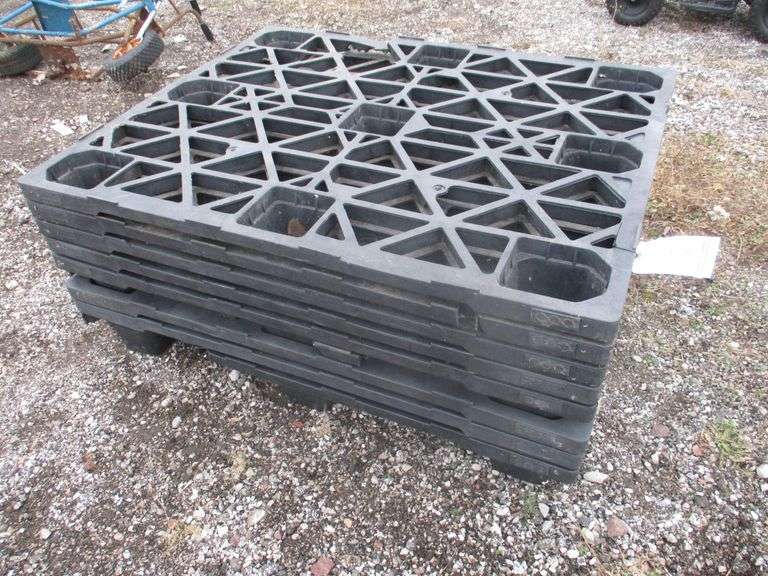 (9) Plastic stacking pallets by Cabka, good - Albrecht Auction Service