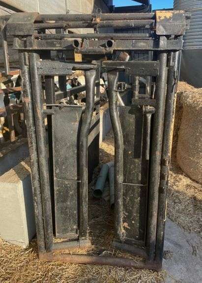 Foremost Head Gate with Custom Chute - Albrecht Auction Service